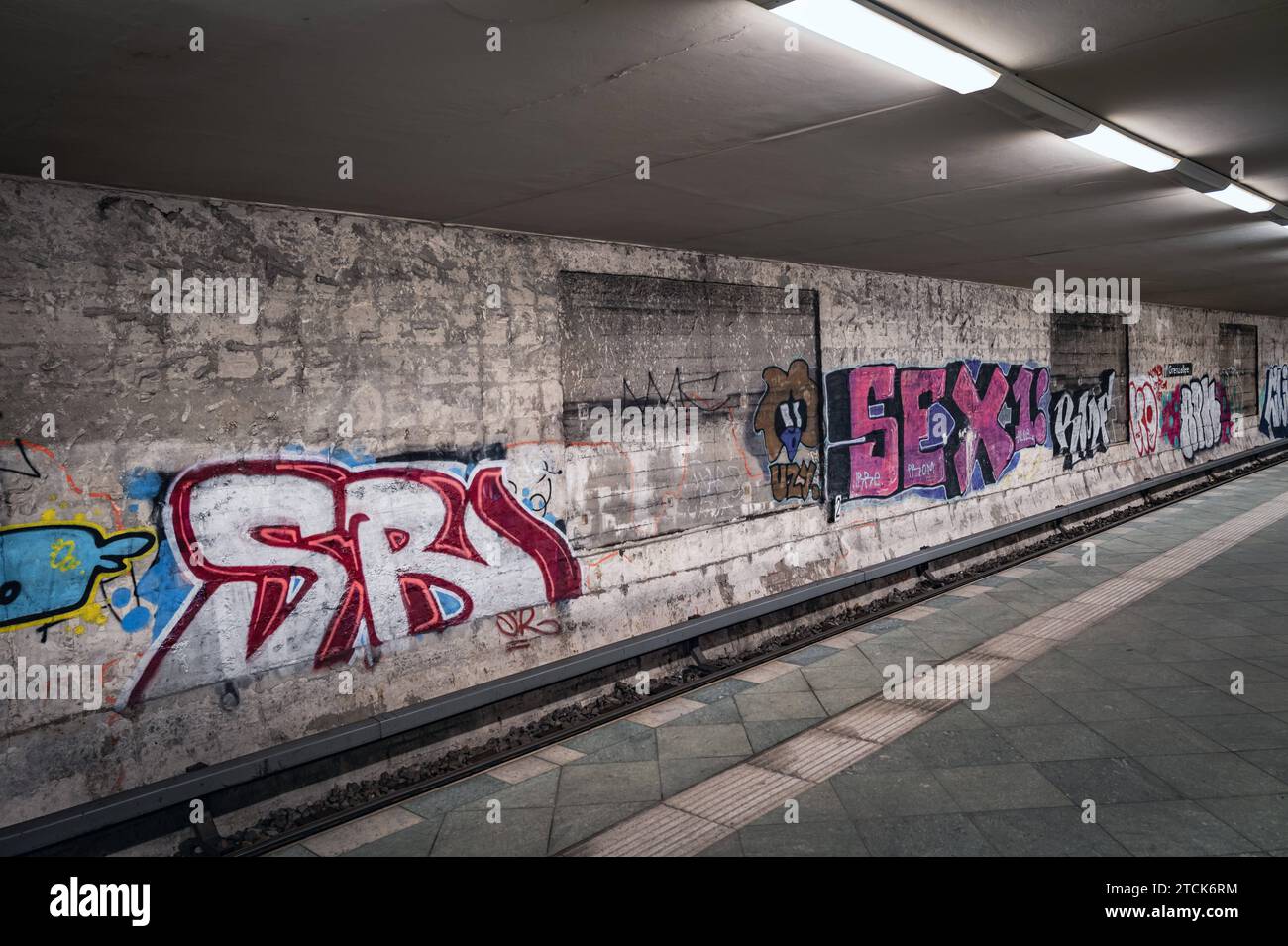 On the u7 line hi-res stock photography and images - Alamy