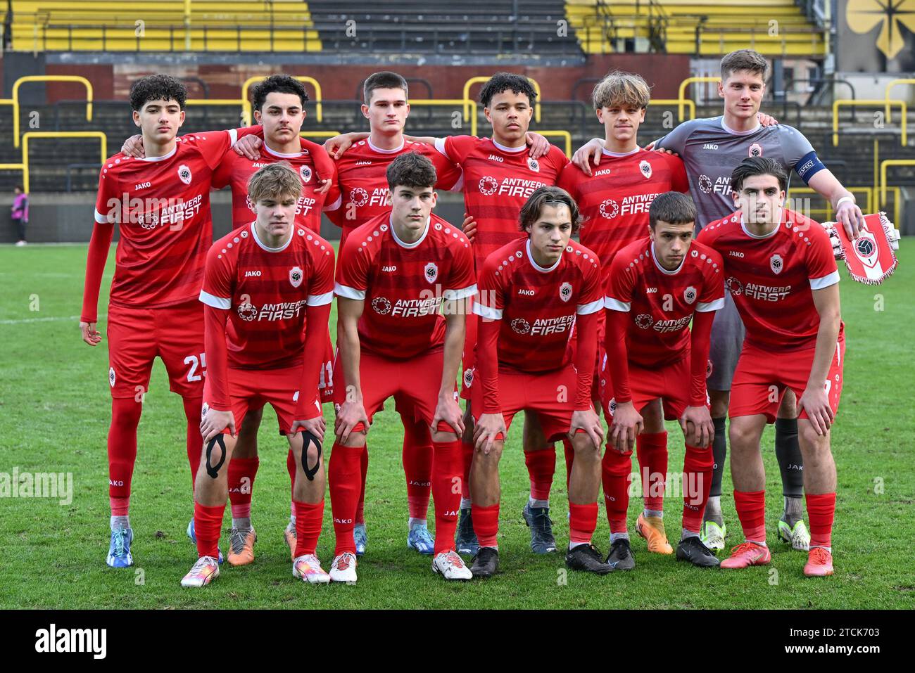players of Antwerp with Youssef Hamdaoui (25) of Antwerp, Andreas ...