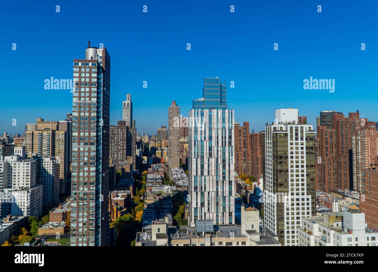 Aerial panorama view of Manhattan seen from Upper East Side rooftop ...