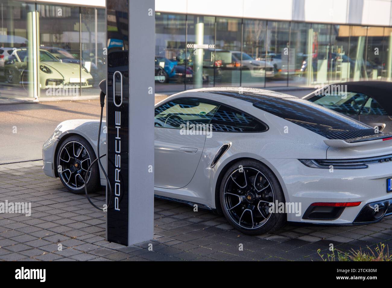 Porsche an einer Ladesäule für E-Autos am Porsche Zentrum Landau ...