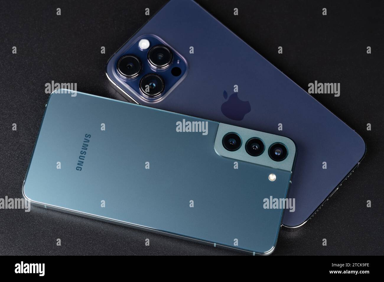 Iphone vs galaxy hi-res stock photography and images - Alamy