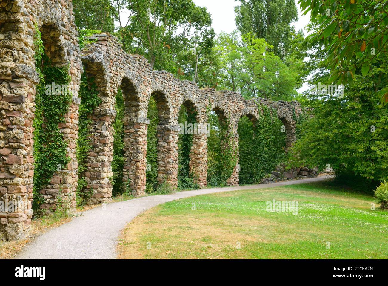 Old arch in park hi-res stock photography and images - Alamy