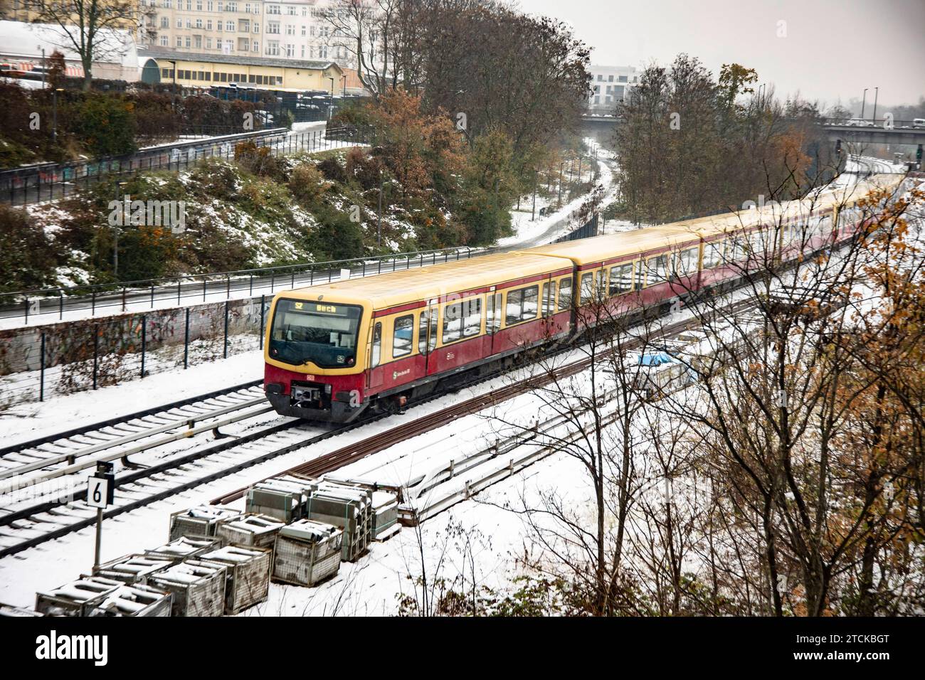 Ein S-Bahn Zug auf verschneiten Gleisen in Berlin am 6. Dezember 2023. Winter in Berlin *** An S ...