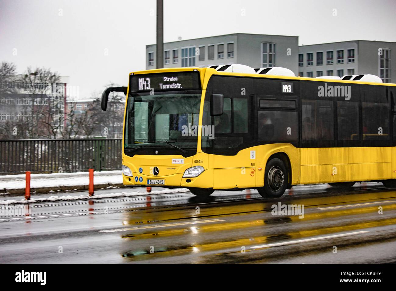 Ein Bus der Linie M43 fährt in Berlin am 6. Dezember 2023. Winter in ...