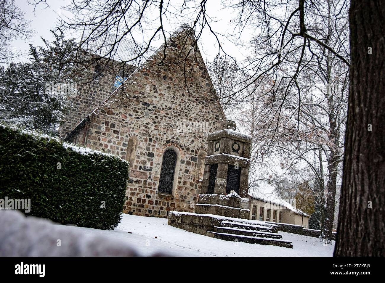 Die Dorfkirche im Alt-Buckow in Berlin am 6. Dezember 2023. Winter in ...