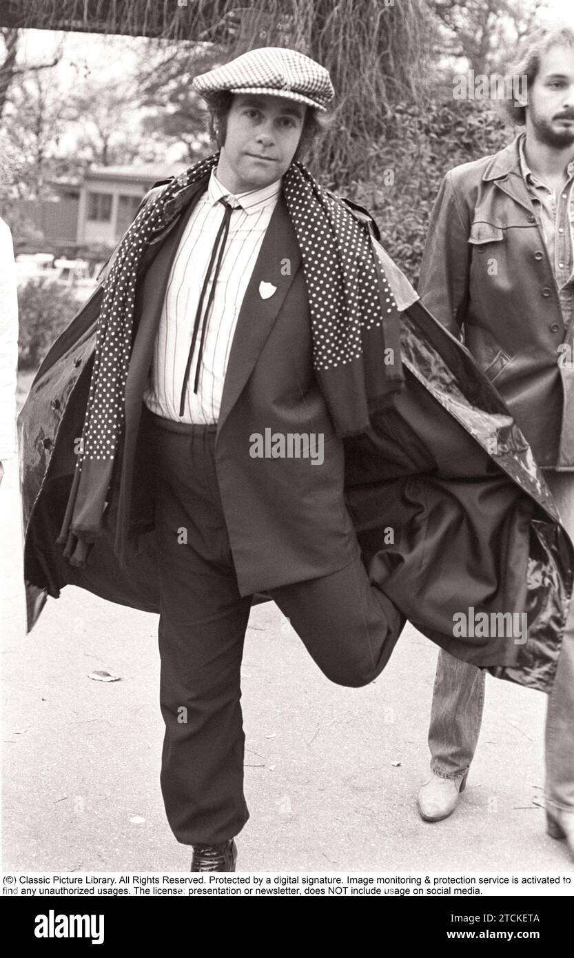 Elton john 1970s portrait hi-res stock photography and images - Alamy