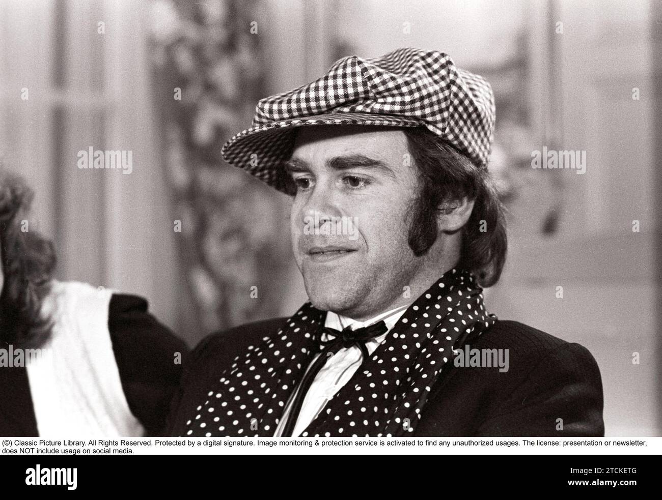 Elton john 1970s portrait hi-res stock photography and images - Alamy