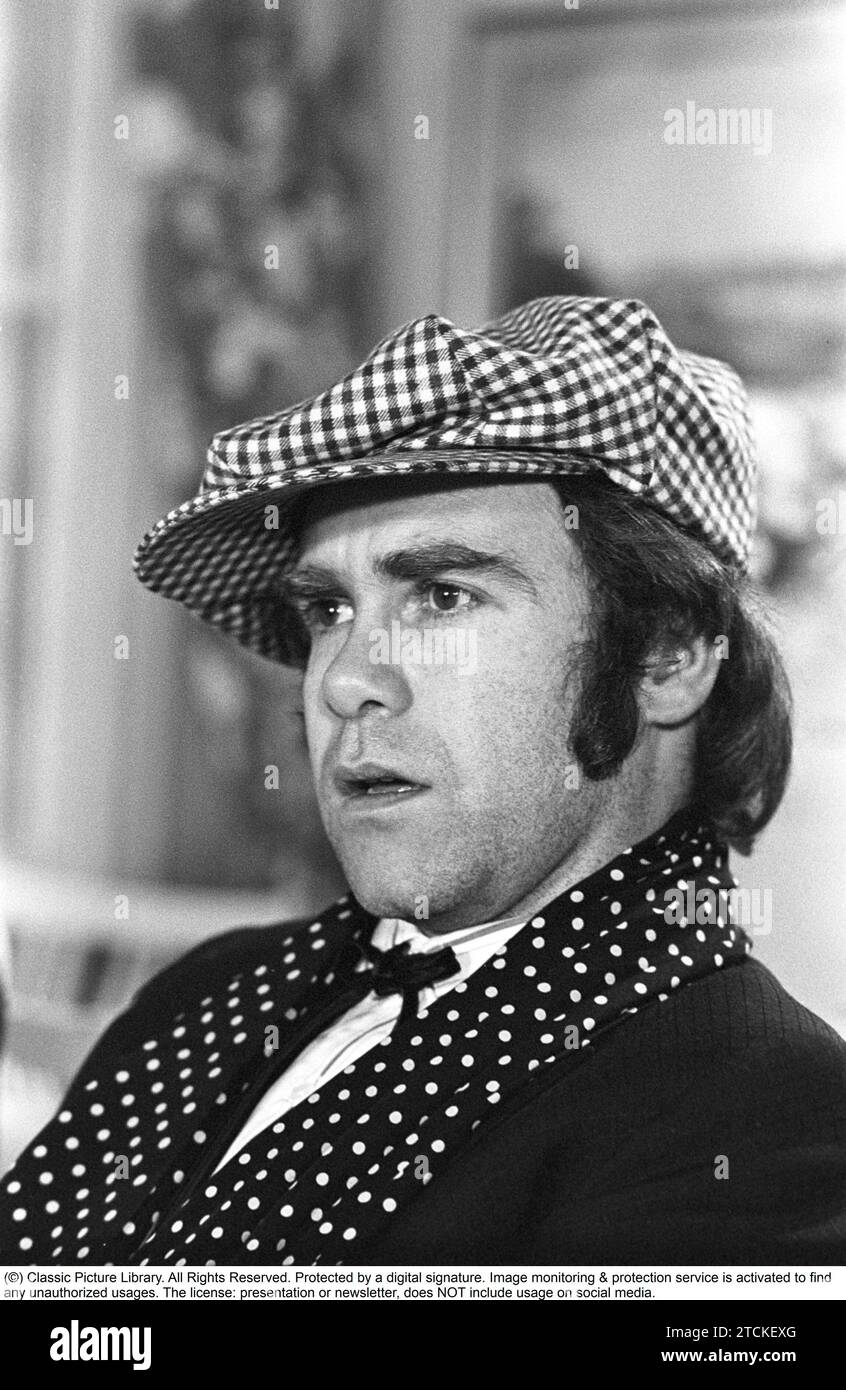 Elton john 1970s hi-res stock photography and images - Alamy