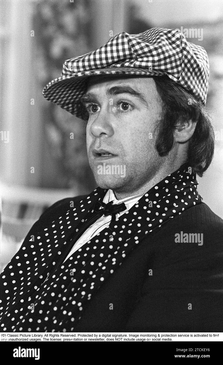 Elton john 1970s hi-res stock photography and images - Alamy