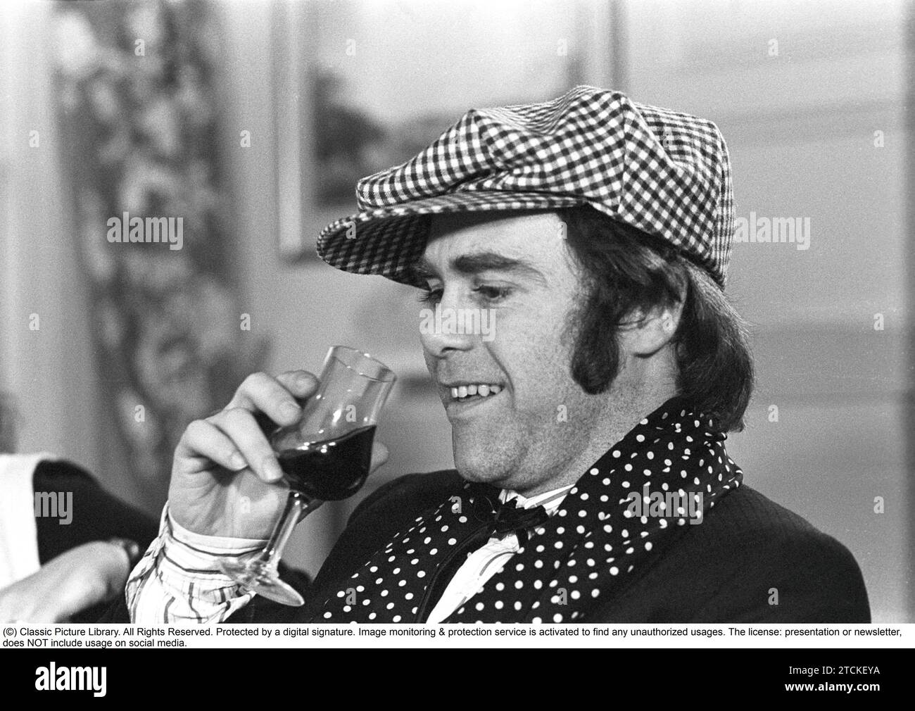 Elton john 1970s hi-res stock photography and images - Alamy