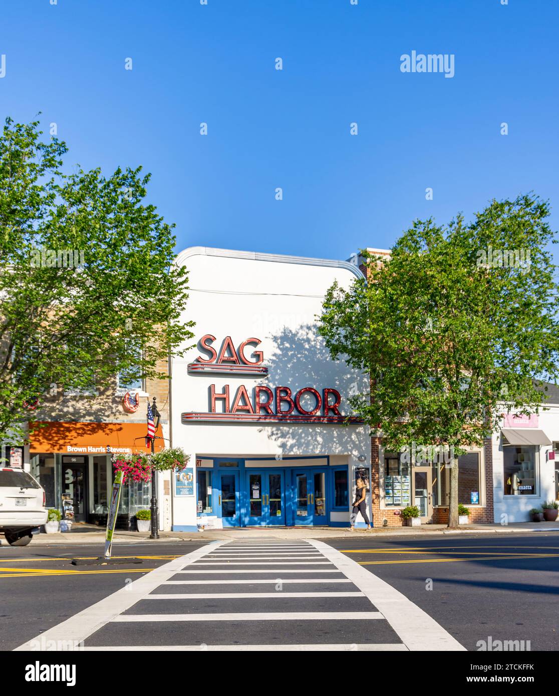 Front exterior of the sag harbor cinema on a summer day Stock Photo - Alamy