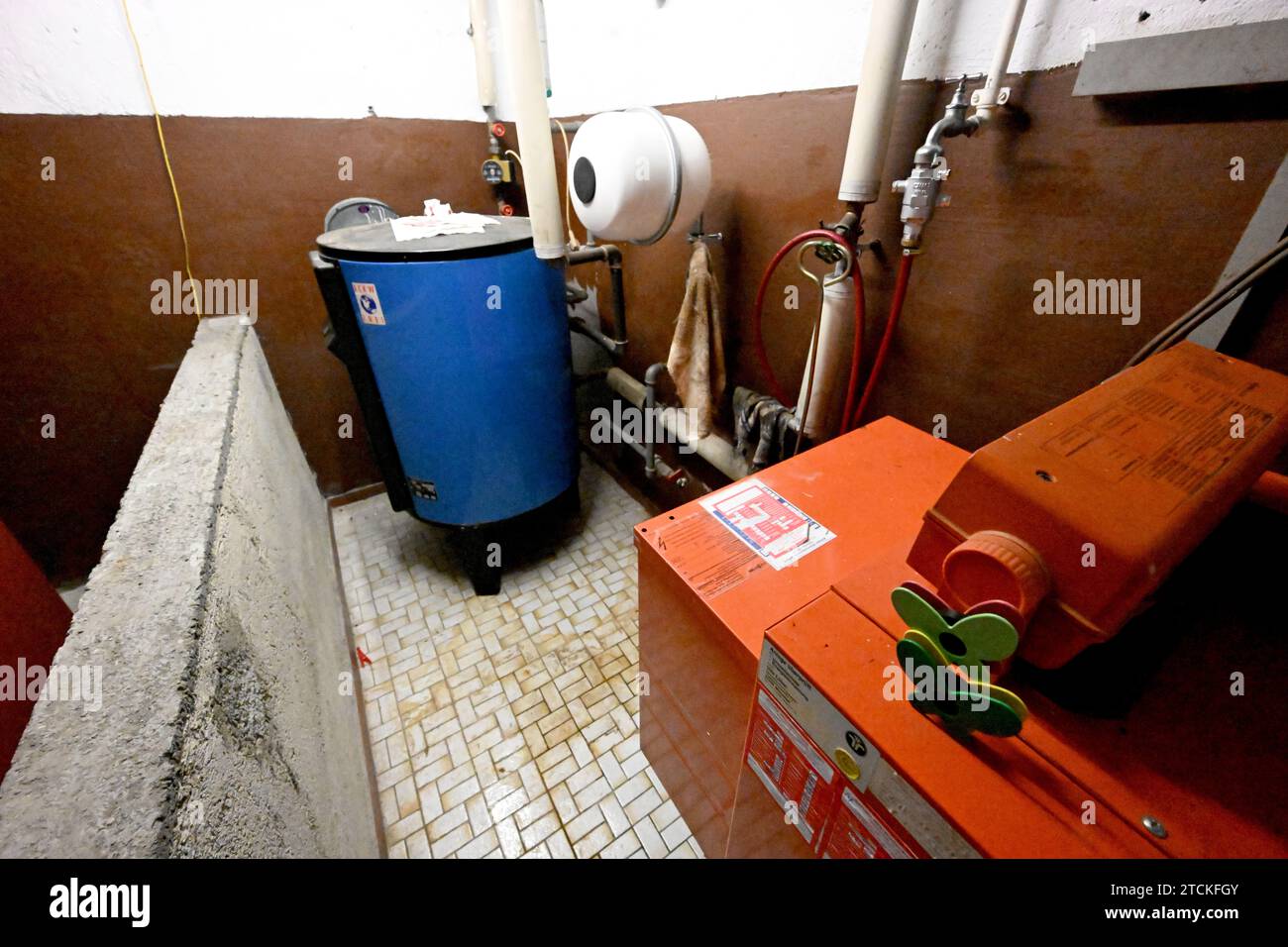 Munich, Germany. 13th Dec, 2023. An oil heater and a water tank are ...