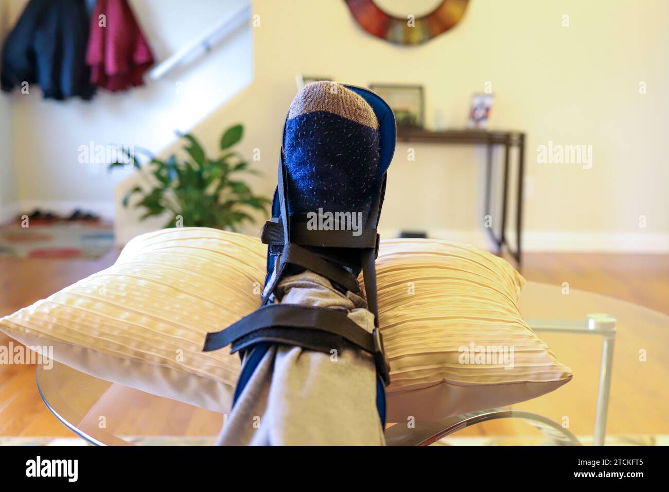 Fracture foot brace hi-res stock photography and images - Alamy
