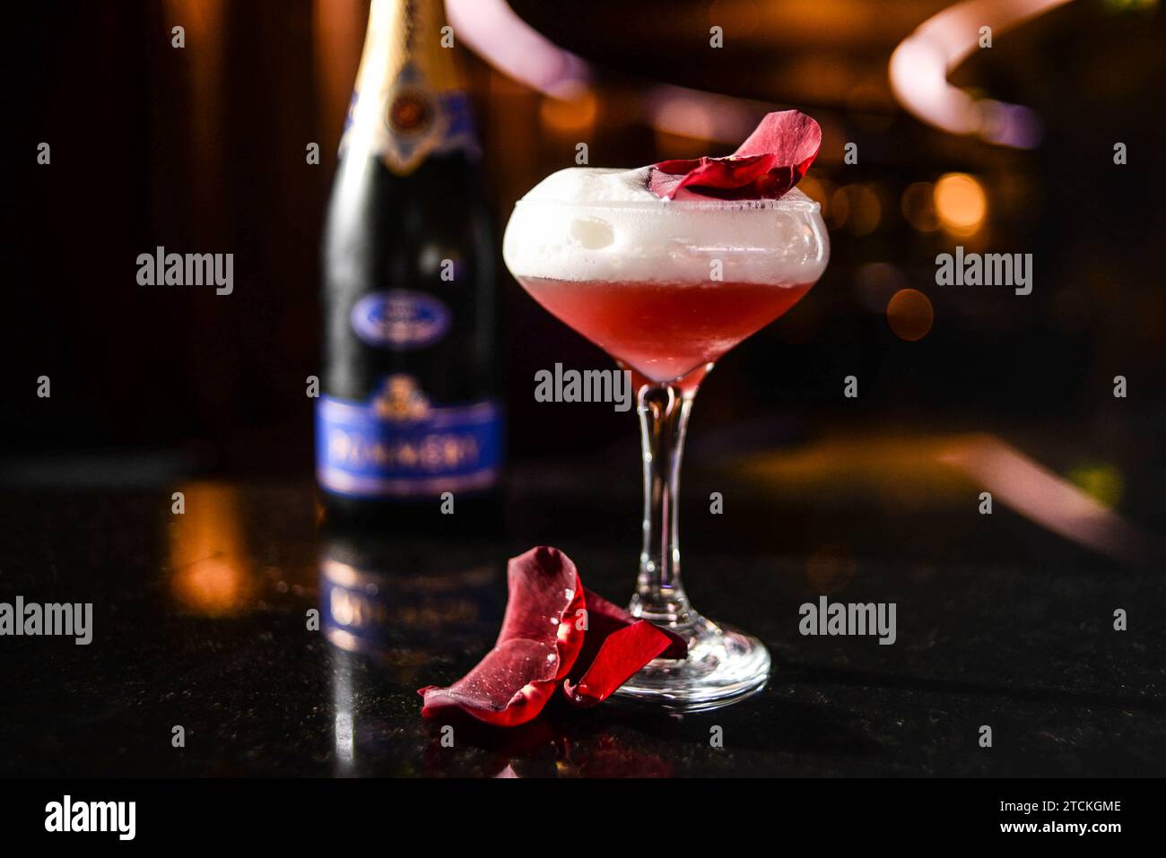 Cocktails rose petals hi-res stock photography and images - Alamy