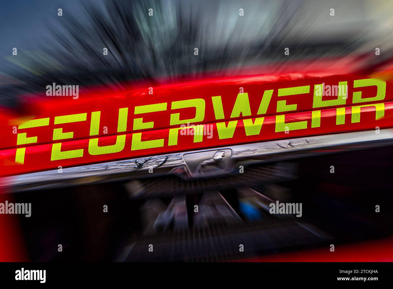 Symboldbild Feuerwehr - Schriftzug auf einem Feuerwehrwagen ...