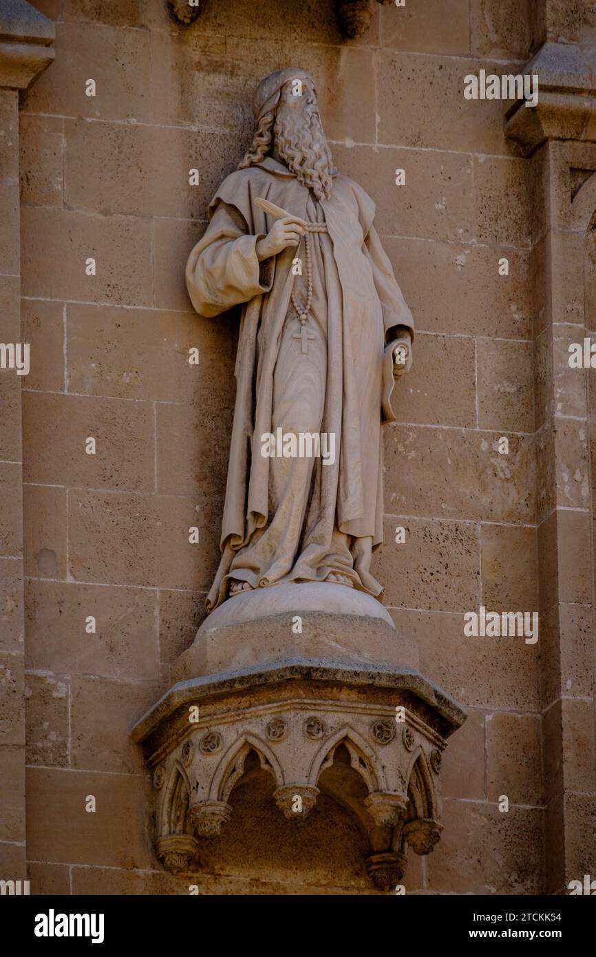 Ramon Llull, escultura en la fachada de la catedral de Mallorca. Palma ...