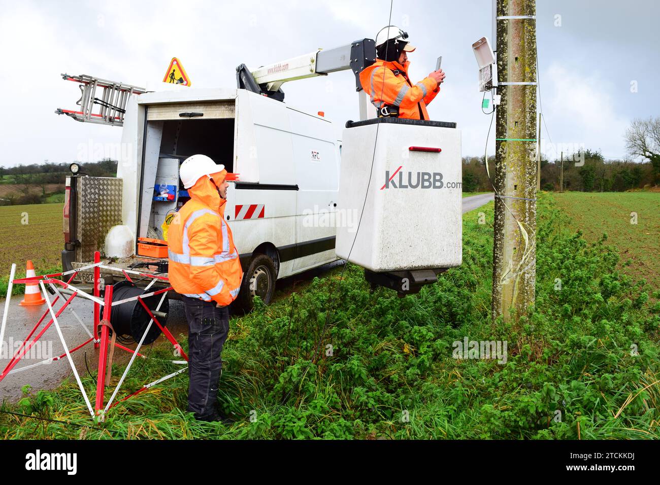 Fibre optic cable engineer hi-res stock photography and images - Alamy