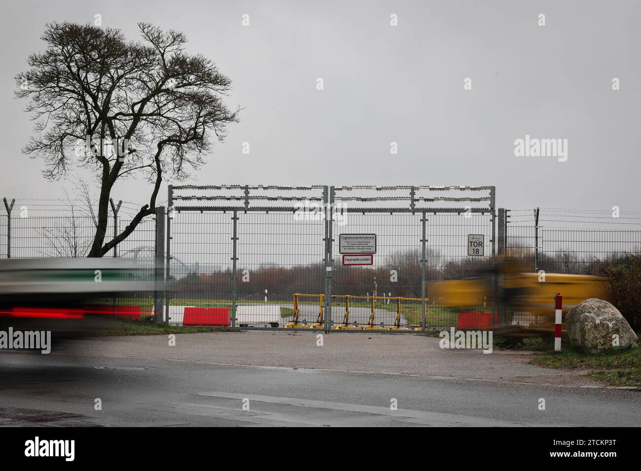 Hamburg, Germany. 13th Dec, 2023. A mobile ram protection system ...