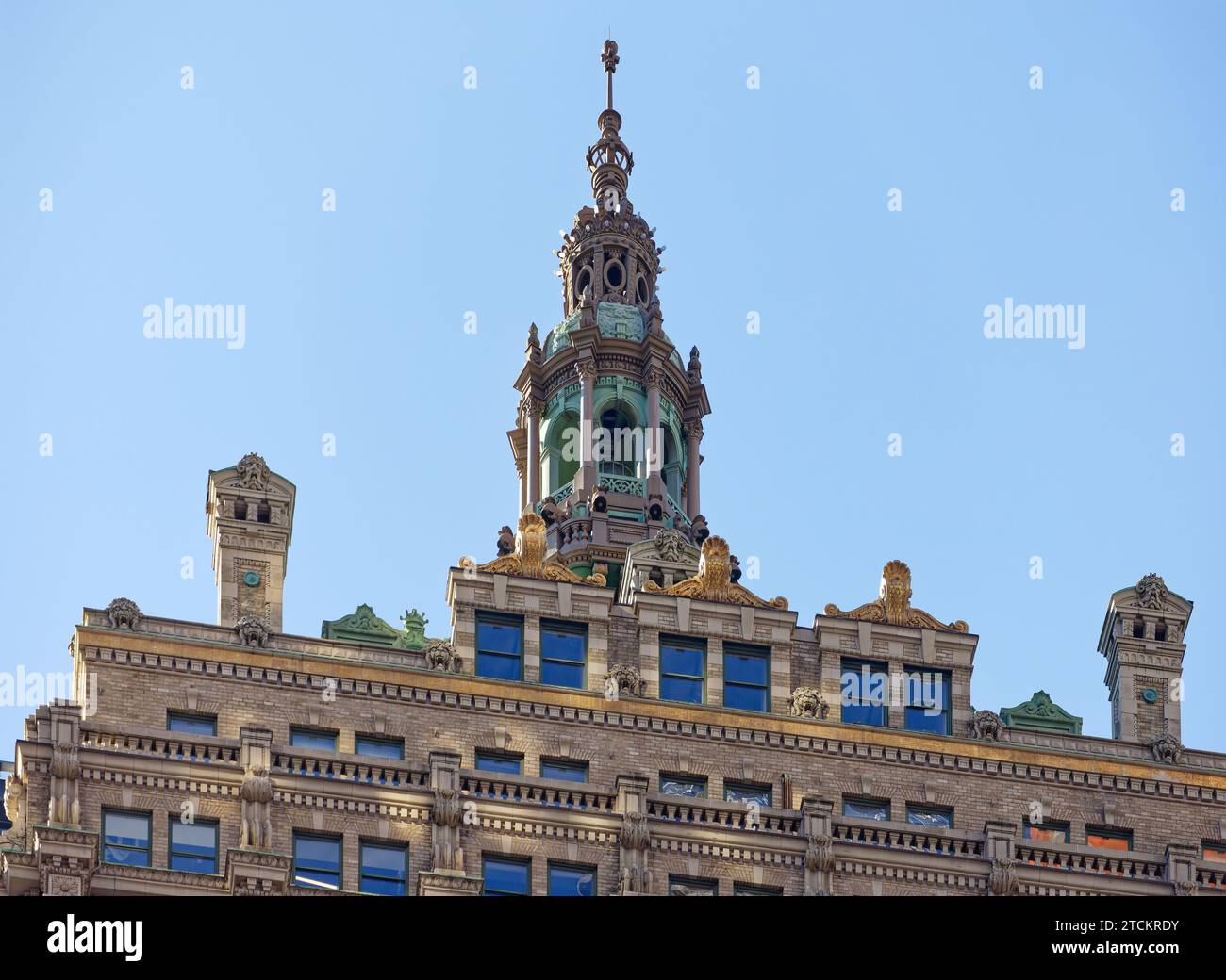 Landmark Helmsley Building’s crown, a green copper pyramidal roof ...