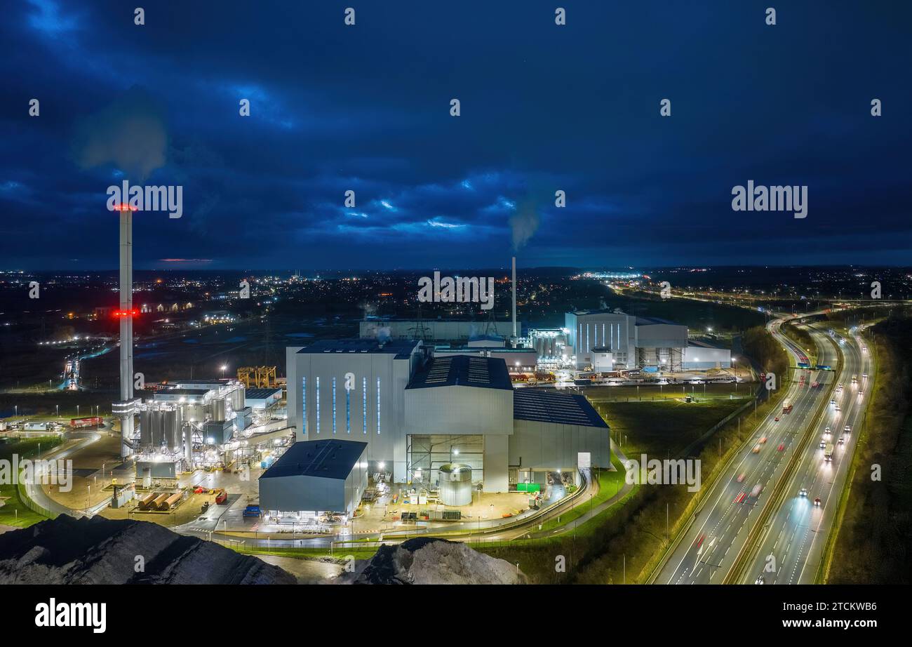 Ferrybridge, Yorkshire, England.Gas and multi fuel power station ...