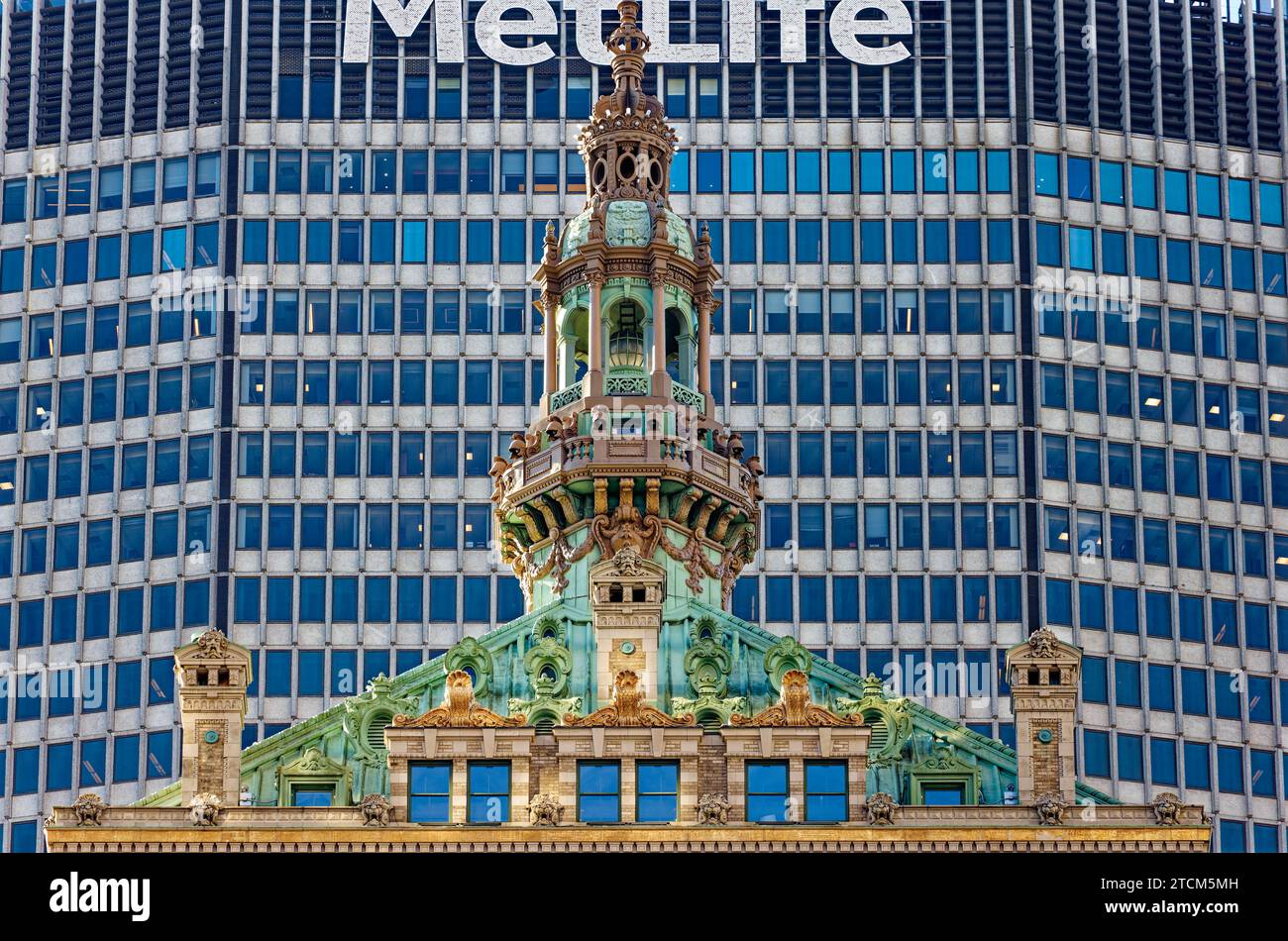 Landmark Helmsley Building’s crown, a green copper pyramidal roof ...