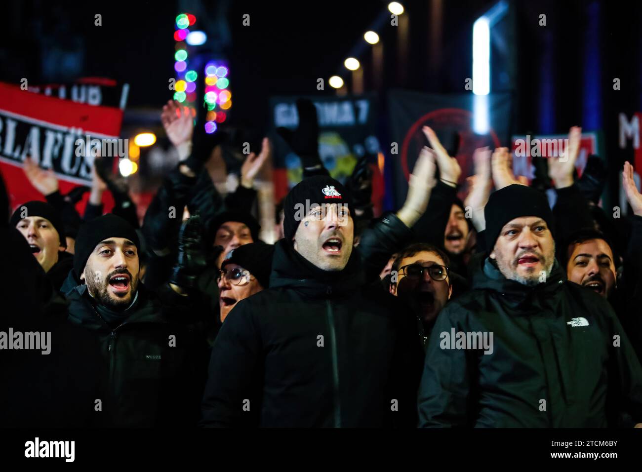 England fans chant hi-res stock photography and images - Alamy