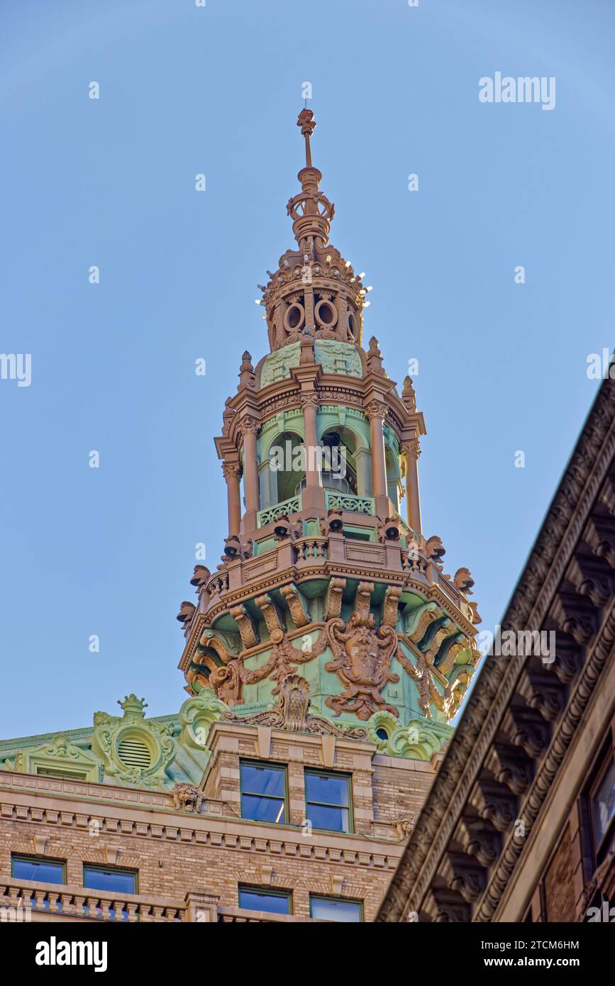 Landmark Helmsley Building crown, a green copper pyramidal roof and ...