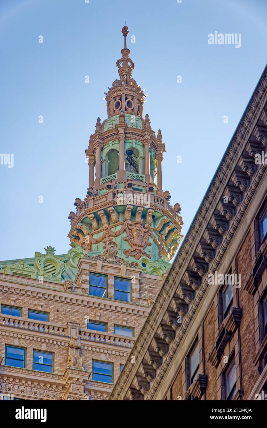 Landmark Helmsley Building crown, a green copper pyramidal roof and ...