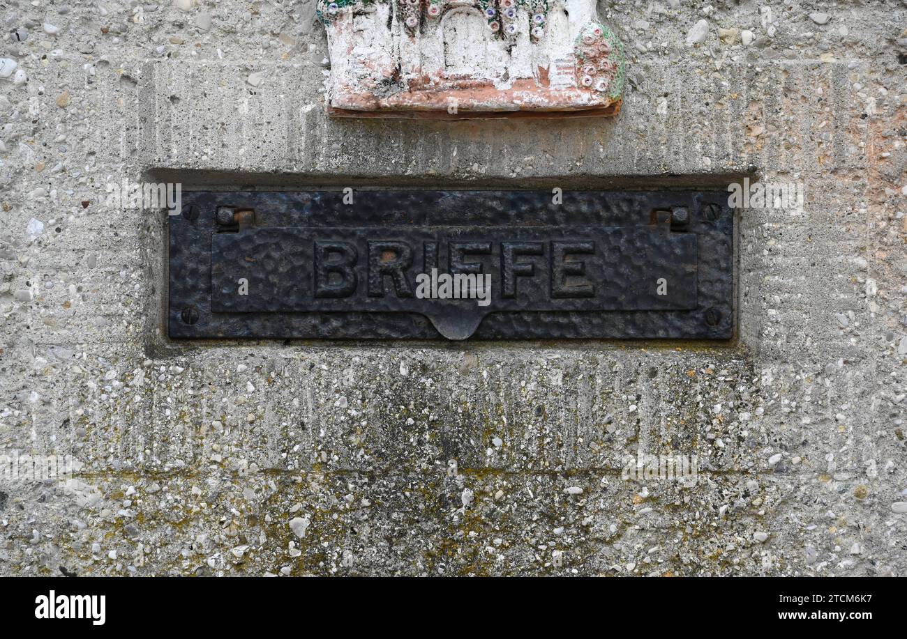 Briefkasten, Einwurf, aufgenommen in Eichenau, Bayern, am 9. November ...