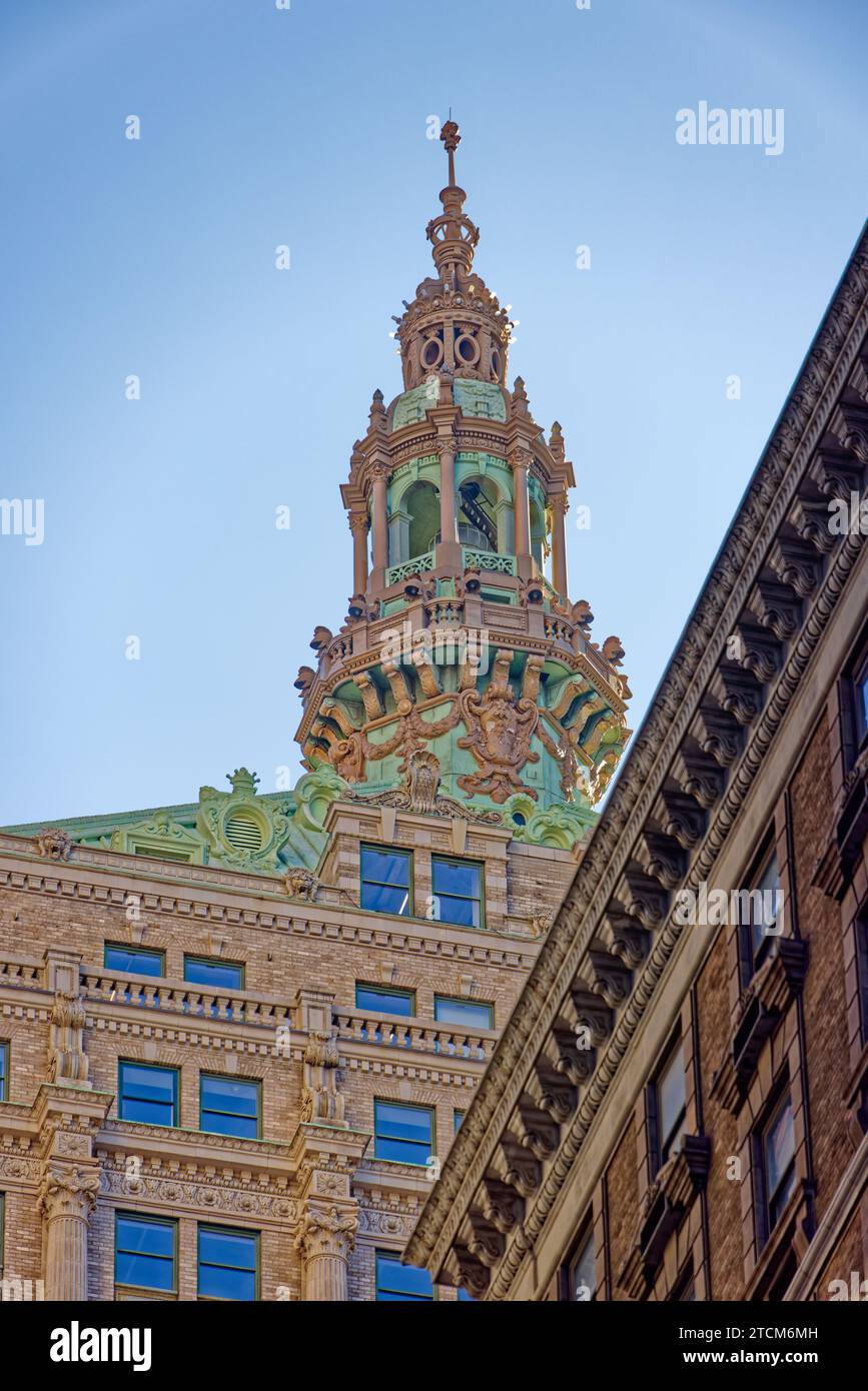 Landmark Helmsley Building crown, a green copper pyramidal roof and ...