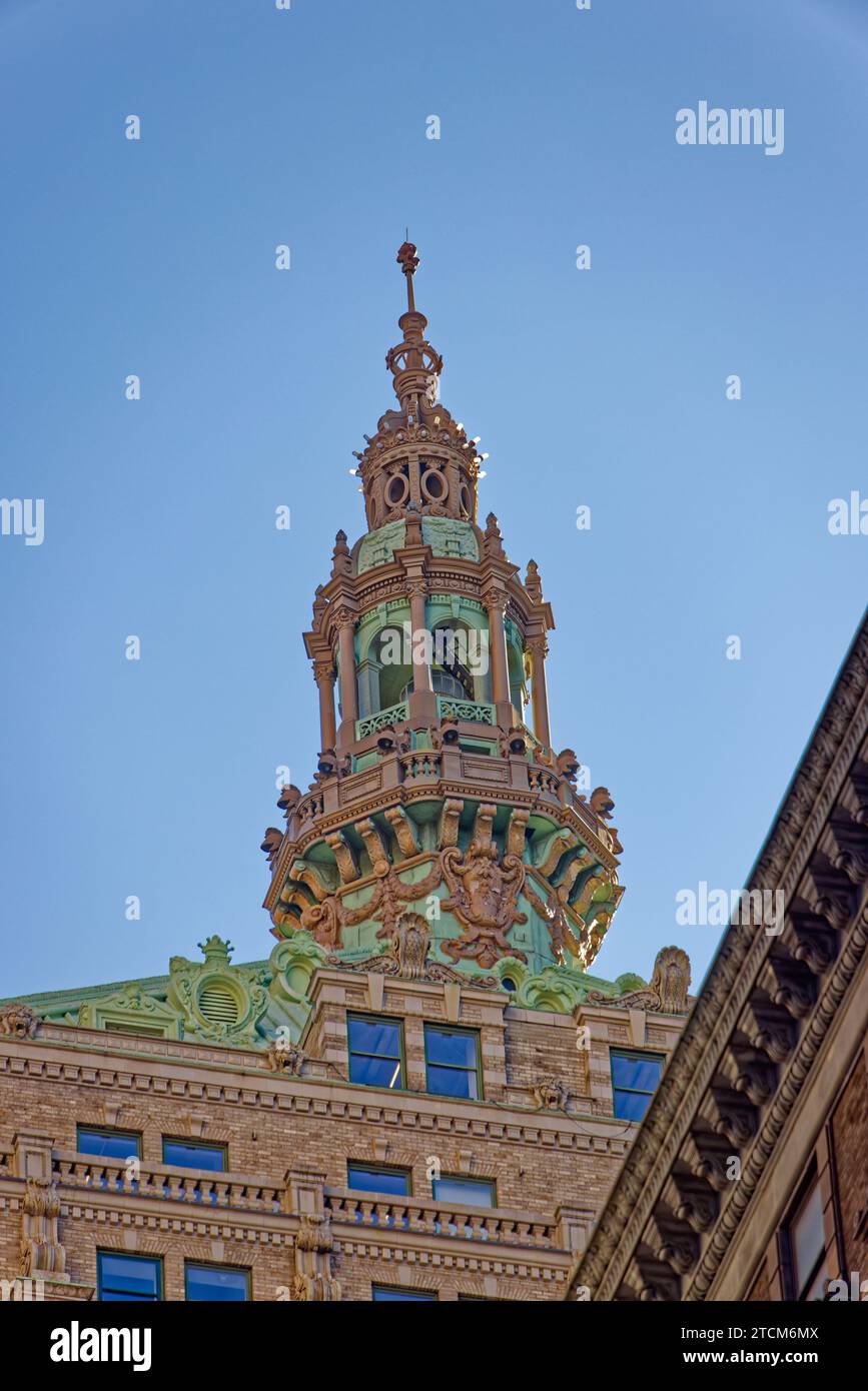 Landmark Helmsley Building crown, a green copper pyramidal roof and ...