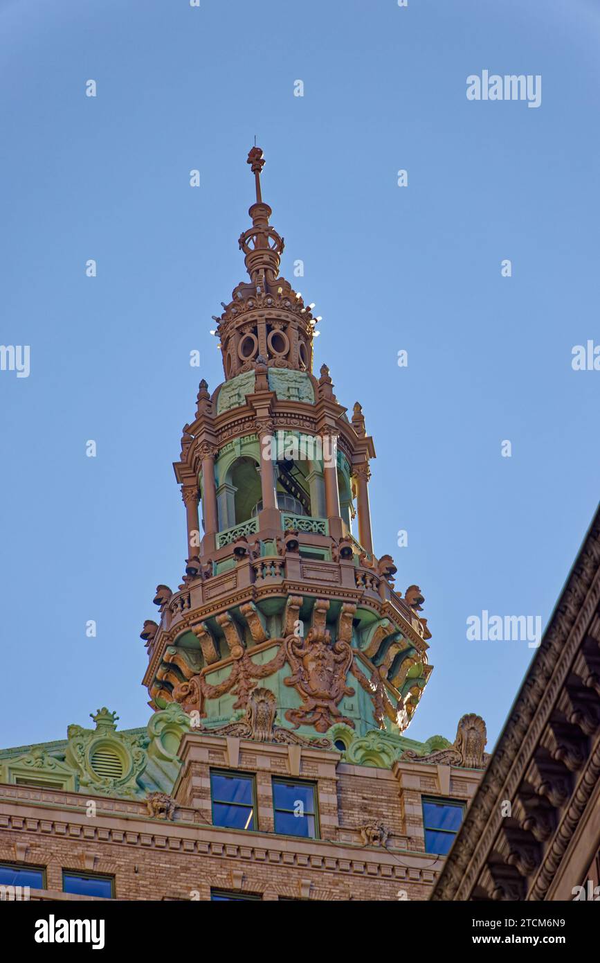 Landmark Helmsley Building crown, a green copper pyramidal roof and ...