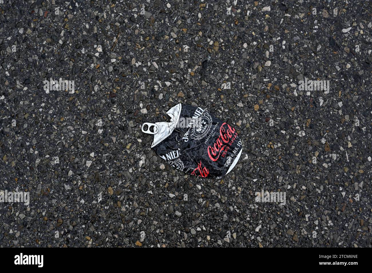 Trinkdose, platt, auf einer Strasse, aufgenommen in Eichenau, Bayern ...