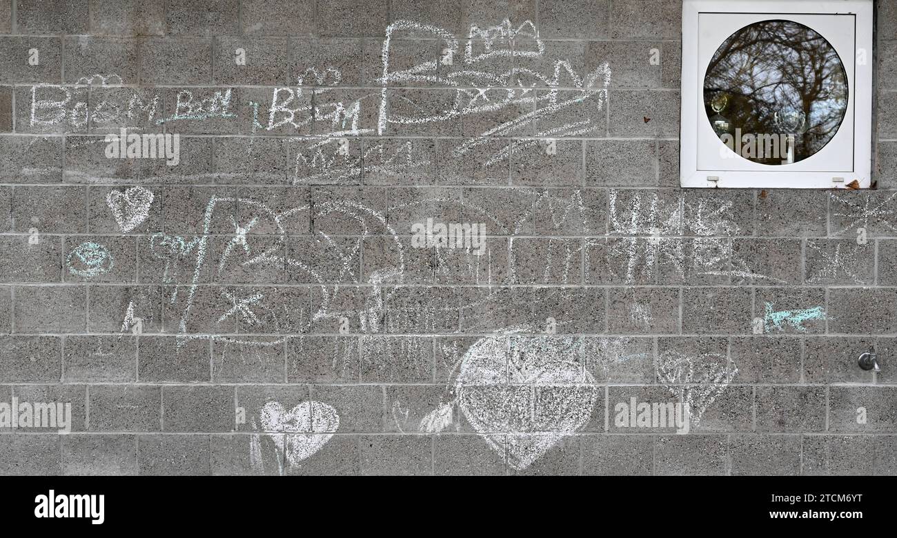 Graffiti, Kreide, Hauswand, aufgenommen in Eichenau, Bayern, am 18 ...