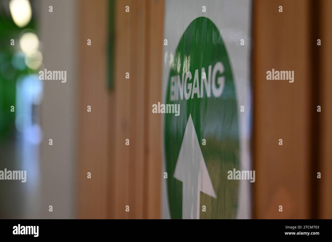 Eingang, Umkleideraum, Schild, aufgenommen in einer Turnhalle in Dachau ...
