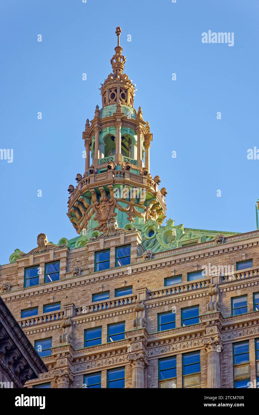 Landmark Helmsley Building crown, a green copper pyramidal roof and ...