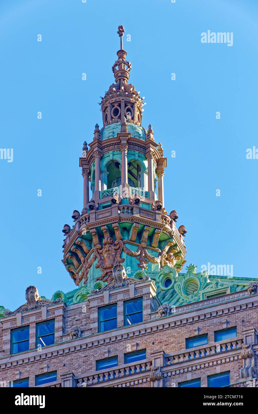 Landmark Helmsley Building crown, a green copper pyramidal roof and ...
