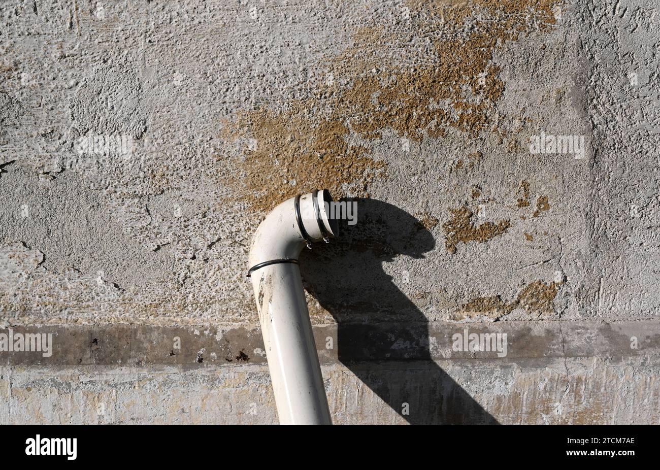 Abflussrohr, aufgenommen unweit von Eichenau, Bayern, am 20. November ...