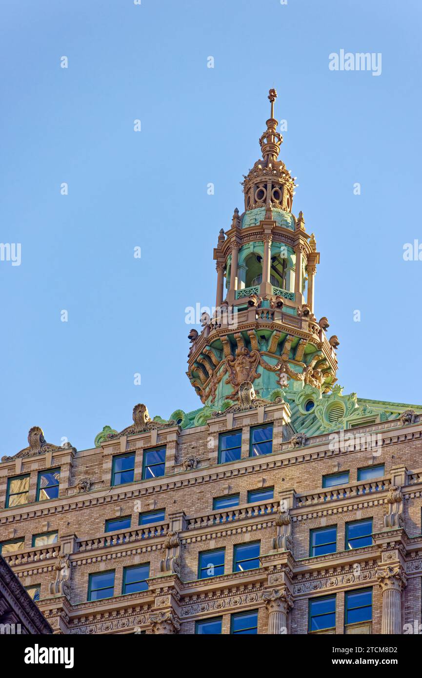 Landmark Helmsley Building crown, a green copper pyramidal roof and ...