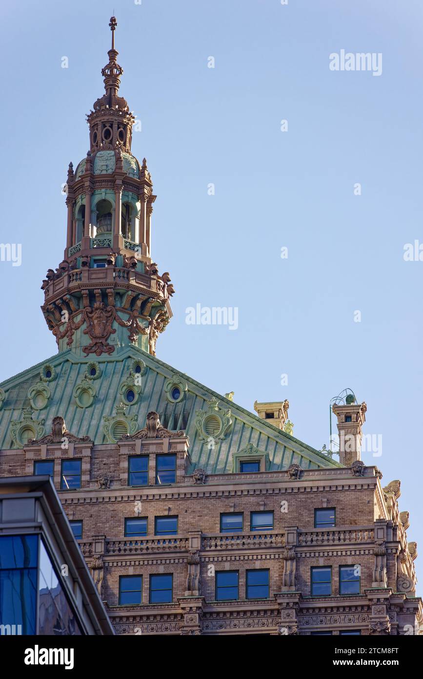 Landmark Helmsley Building crown, a green copper pyramidal roof and ...