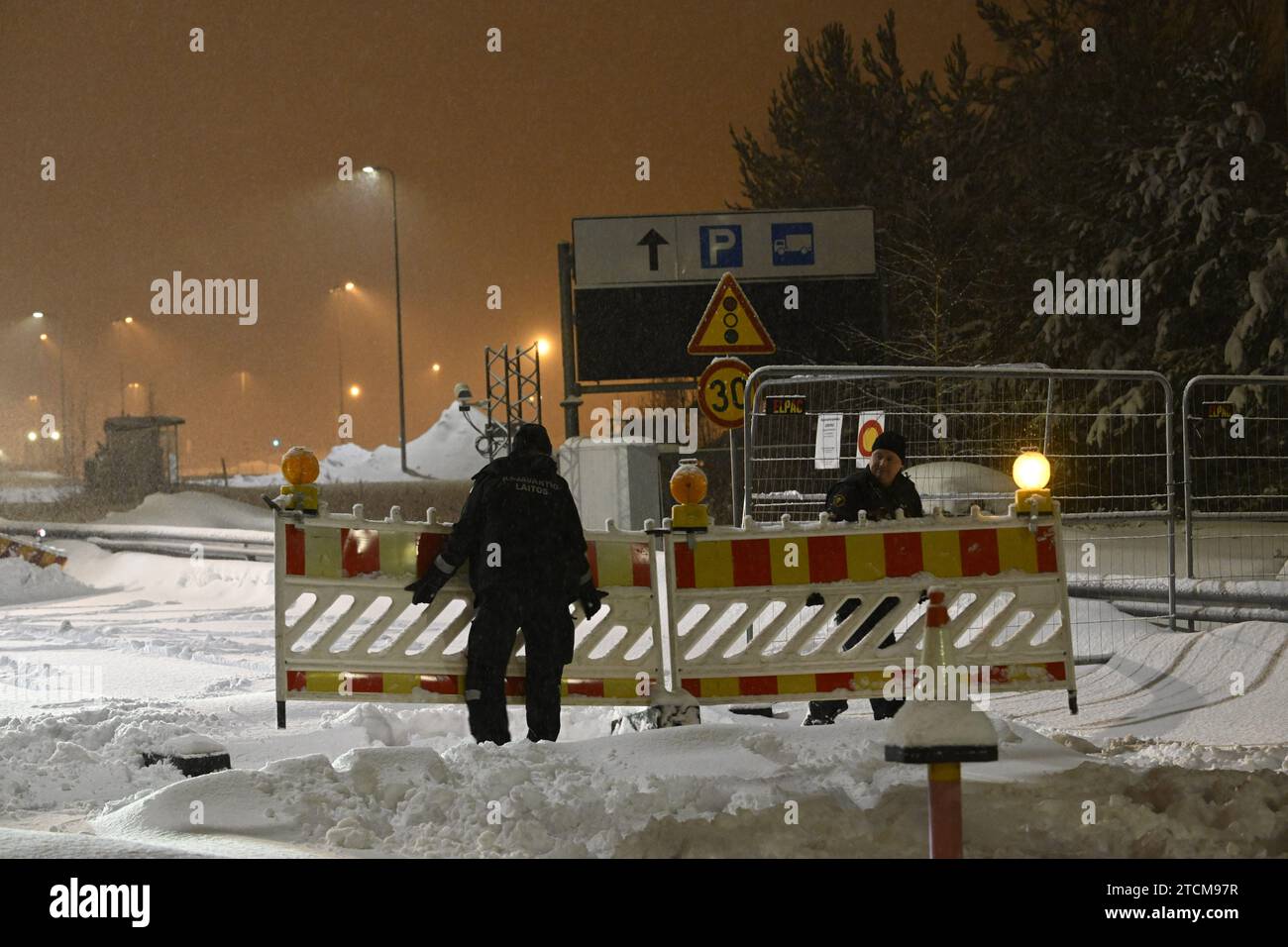 Virolahti, Finland. 13th Dec, 2023. Finnish Border Guard remove fences ...