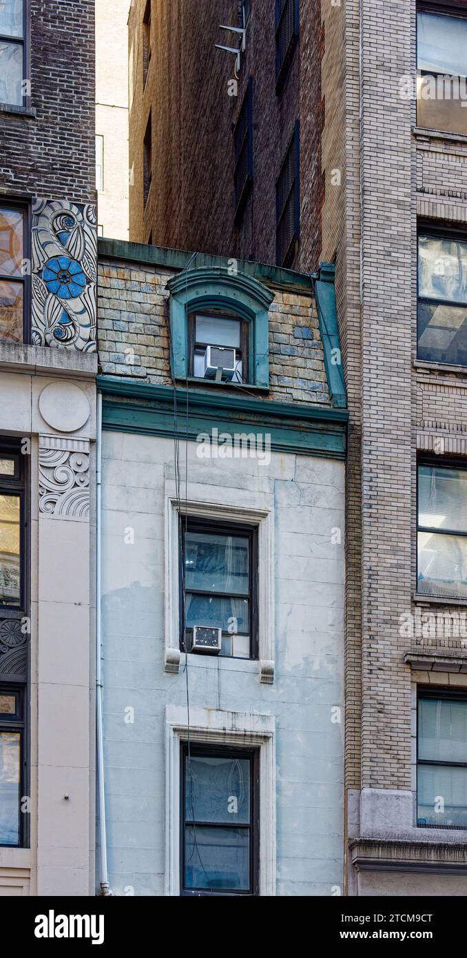 19 West 46th Street, a five-story brownstone only 12-1/2 feet wide, is ...