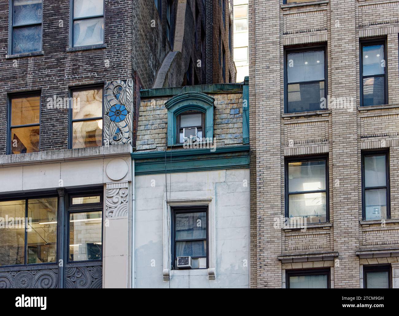 19 West 46th Street, a five-story brownstone only 12-1/2 feet wide, is ...