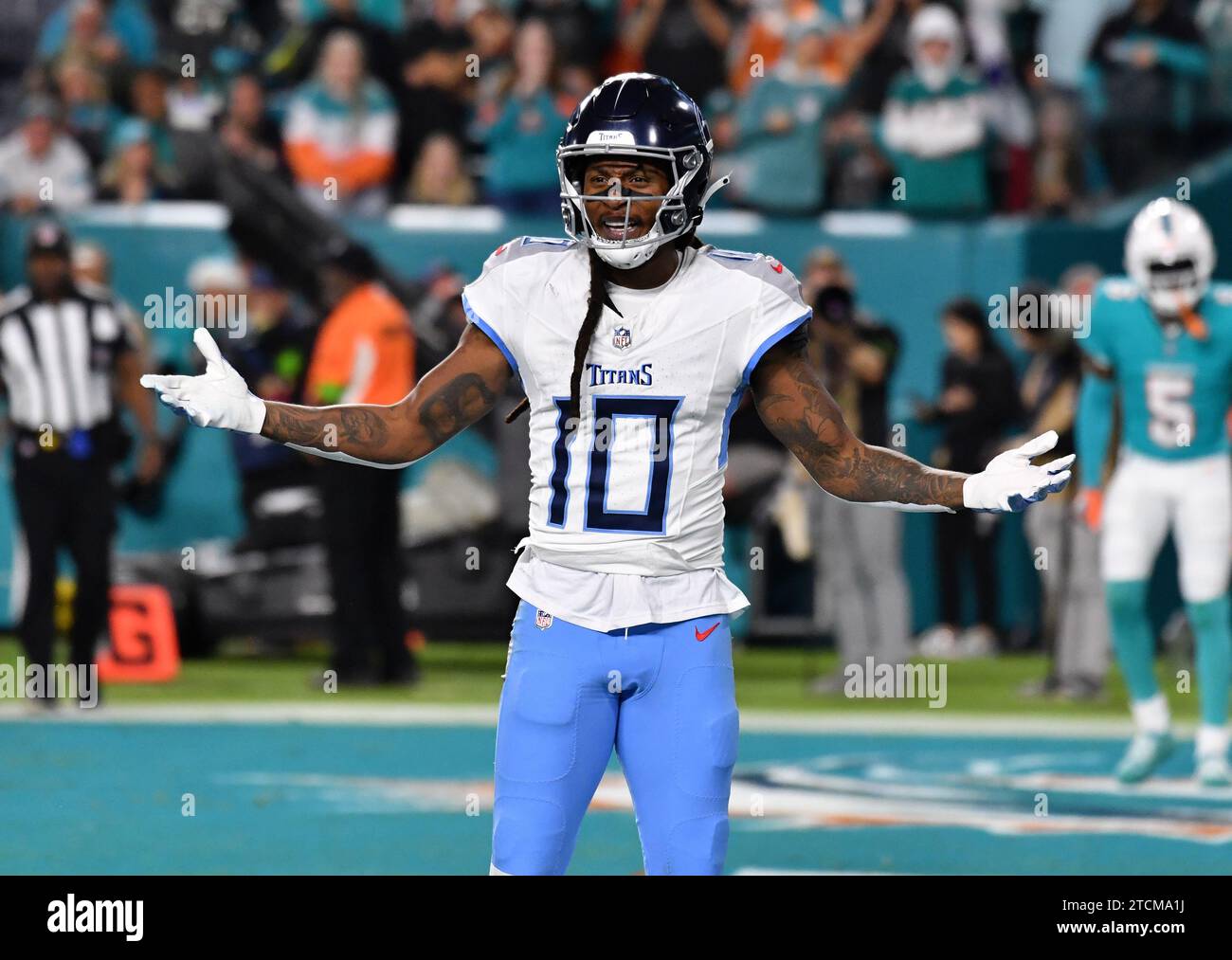 Tennessee Titans wide receiver DeAndre Hopkins#10 looks for a call from ...