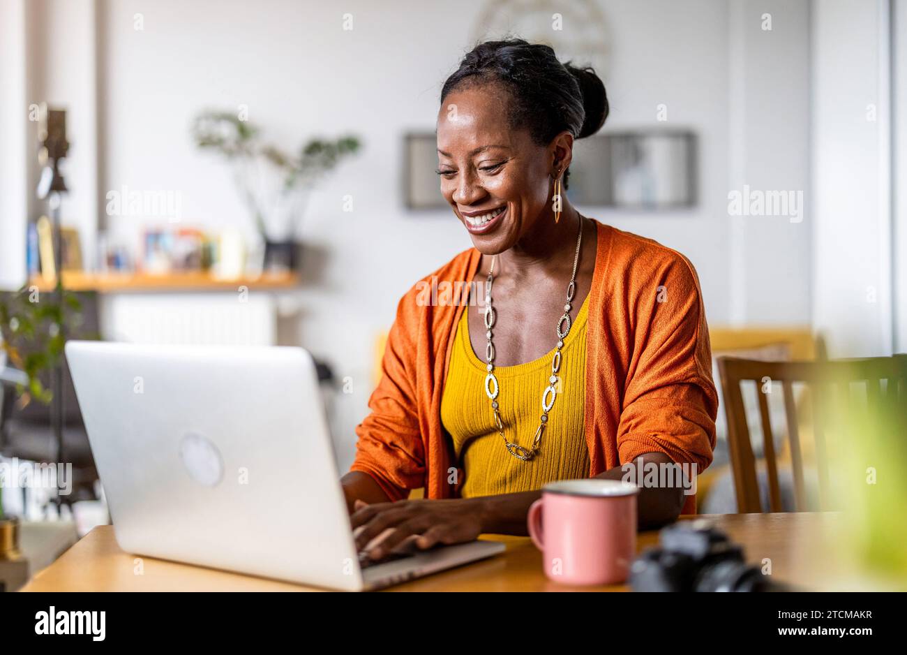 Black business woman working on laptop hi-res stock photography and ...