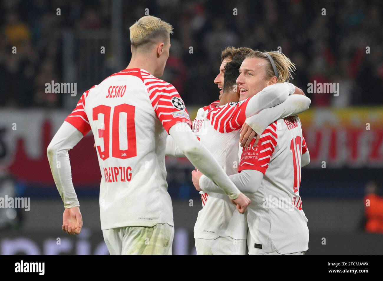 Leipzig, Deutschland. 13th Dec, 2023. Benjamin Sesko (RB Leipzig) li ...