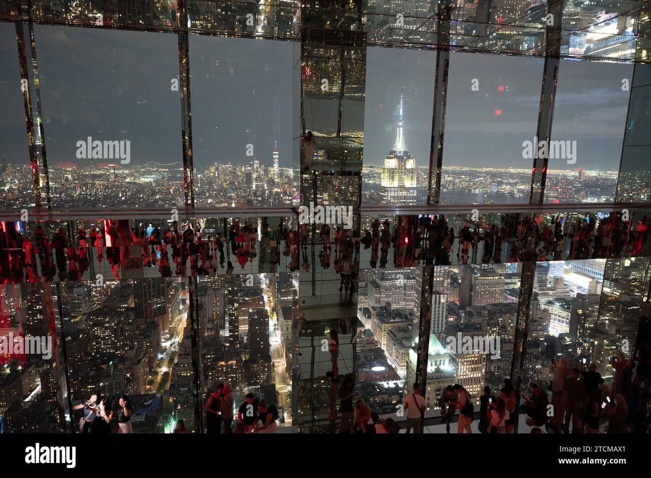 New York, USA. 04th Sep, 2023. Visitors stand in front of the Manhattan ...