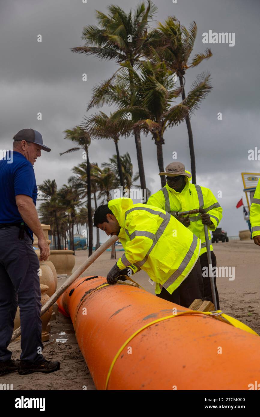 Workers for the City of Hollywood install a Tiger Dam at the Buchanan ...