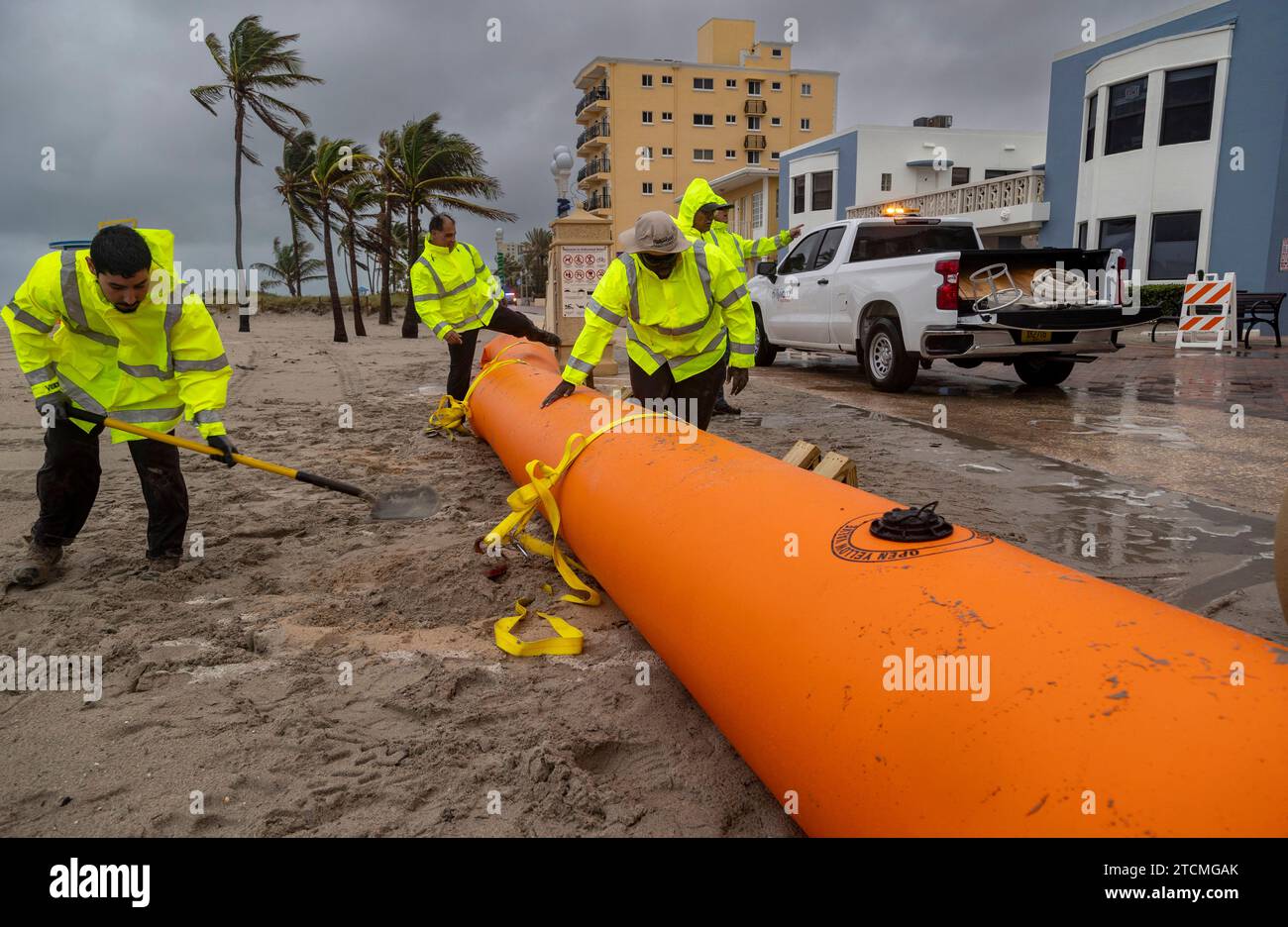 Workers for the City of Hollywood install a Tiger Dam at the Oklahoma ...