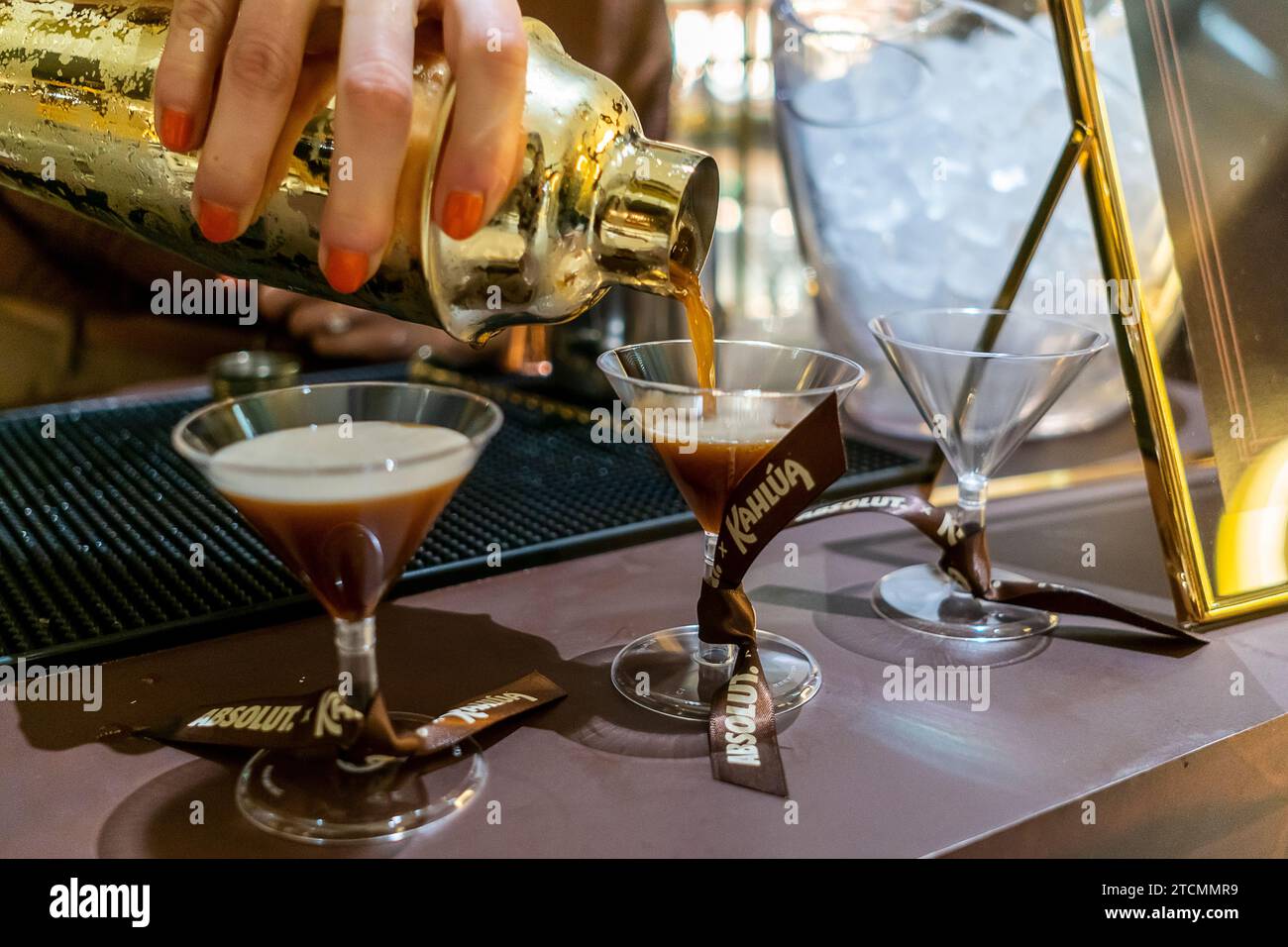 Bartender mixes Pernod Ricard’s Absolut Vodka and Kahlua espresso ...